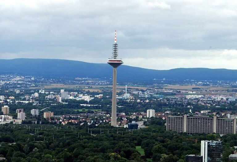 20 Most Famous Towers in the World (Ancient to Modern)