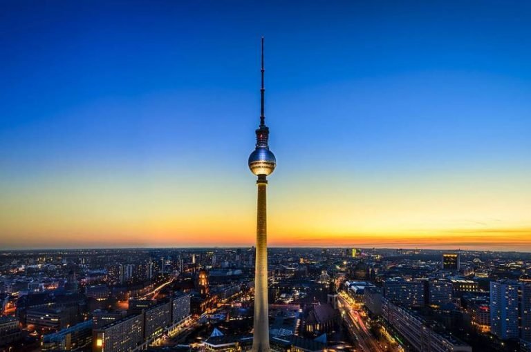 20 Most Famous Towers in the World (Ancient to Modern)