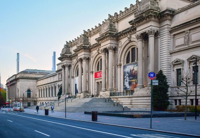 Top 10 Largest Museums in the World | World Famous Things