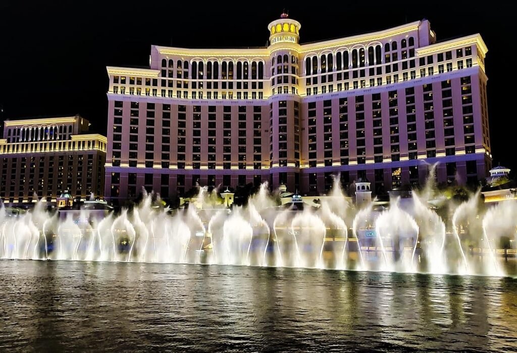 10 Most Famous Fountains in the World | World Famous Things